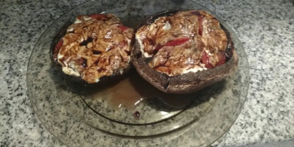 Hongos Portobellos Rellenos De Ensalada Caprese Receta Saludable